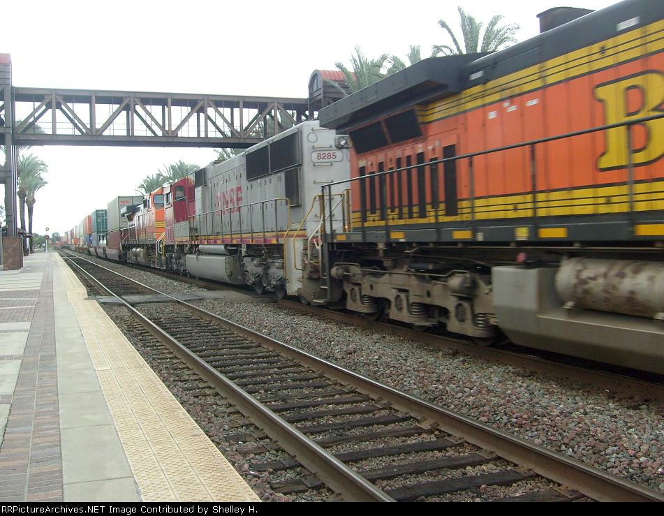 BNSF 8285 in the mix